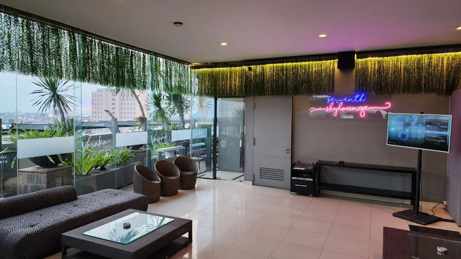 Vasaka Hotel Jakarta Tawarkan 7th Sky Lounge Semi Outdoor dengan Beer ...